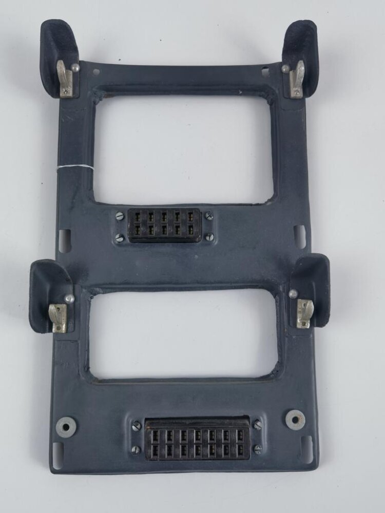 Luftwaffe, Aufhängerahmen AR25 für FuG25. Überlackiertes Stück, 350,0