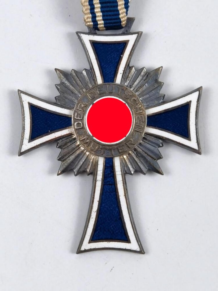 Ehrenkreuz der Deutschen Mutter ( Mutterkreuz ) in Silber an langem B ...