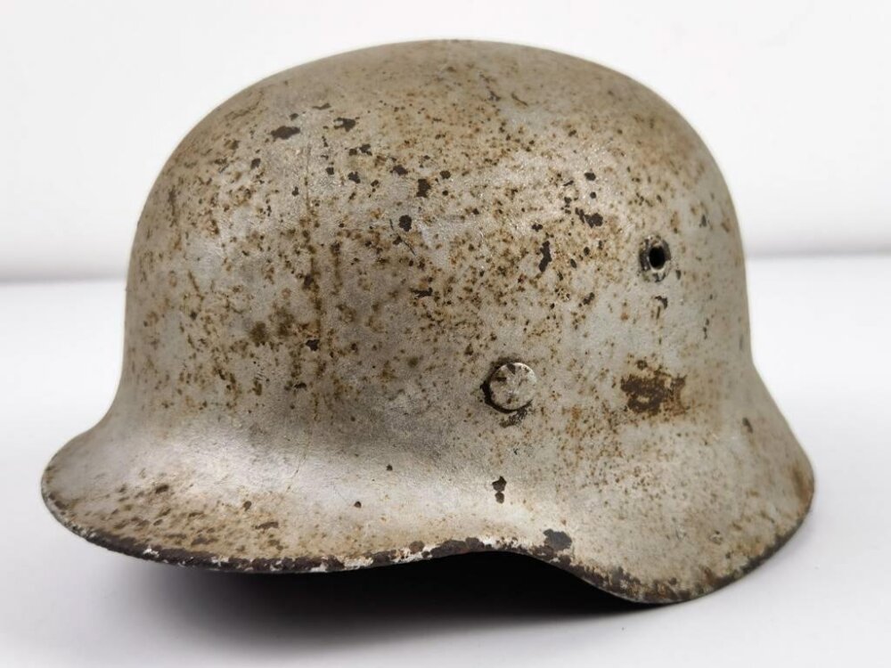 Stahlhelm Wehrmacht Modell 1940. Hersteller Q64, mit silberner Farbe