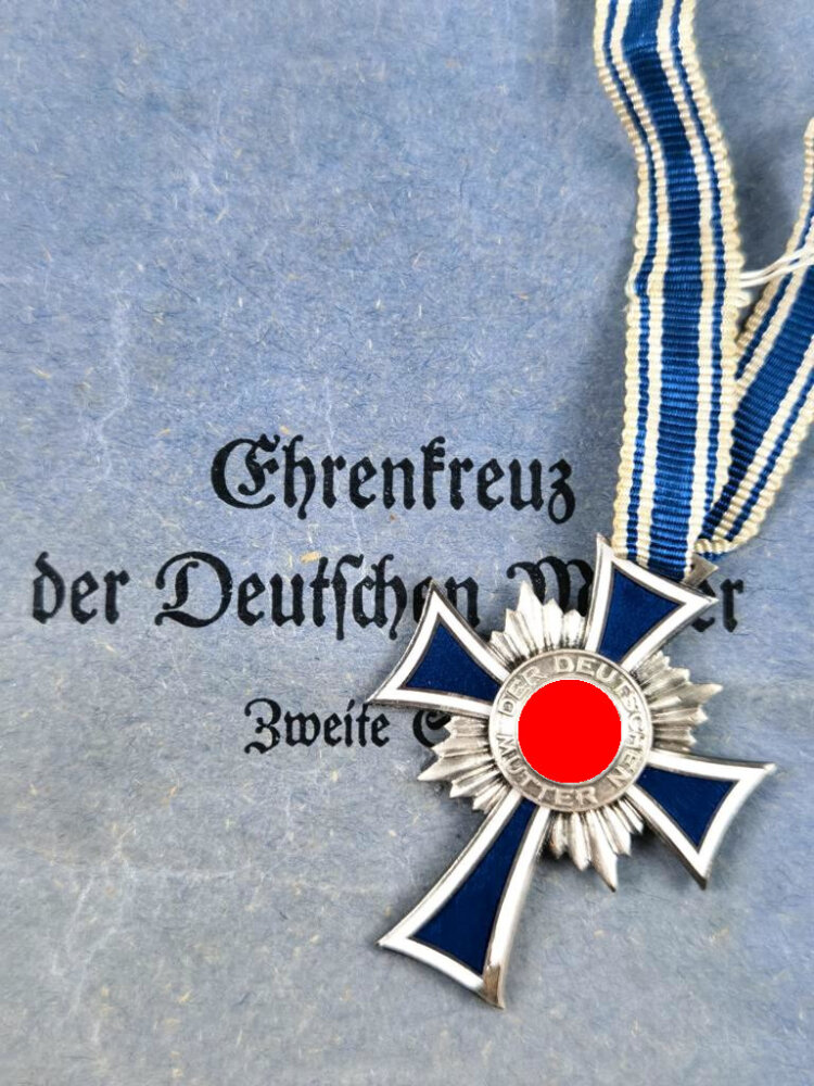 Ehrenkreuz der Deutschen Mutter (Mutterkreuz) in Silber am Band mit V ...