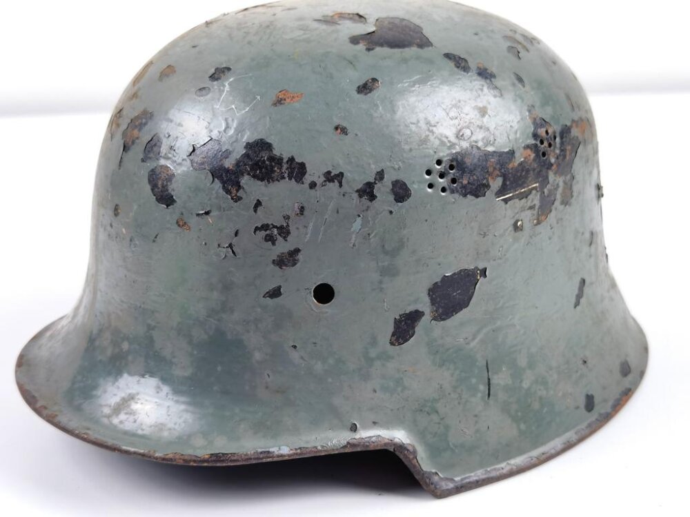 Feuerwehr III.Reich, Stahlhelmglocke. Nach dem Krieg übermalt, die or