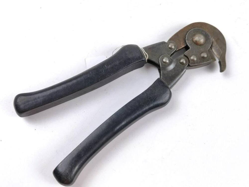 U.S. Army 1942 dated wire cutter. Used, good condition, 85,00