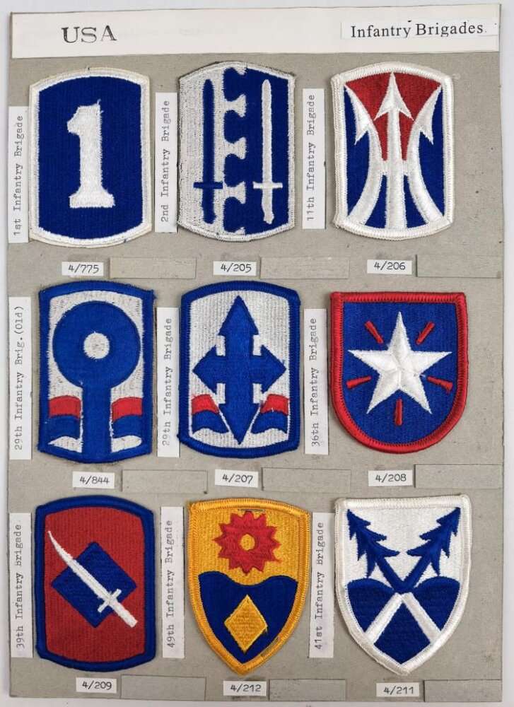 U.S. Army, Sammlung Ärmelabzeichen Infantry Brigades, auf Karton geta ...