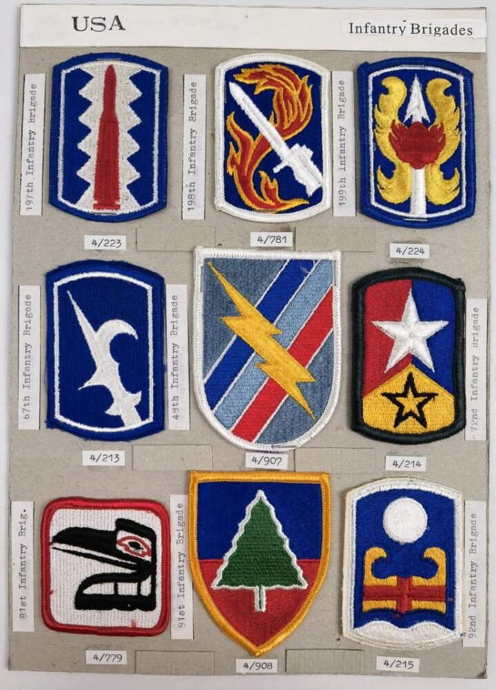 U.S. Army, Sammlung Ärmelabzeichen Infantry Brigades, auf Karton geta ...
