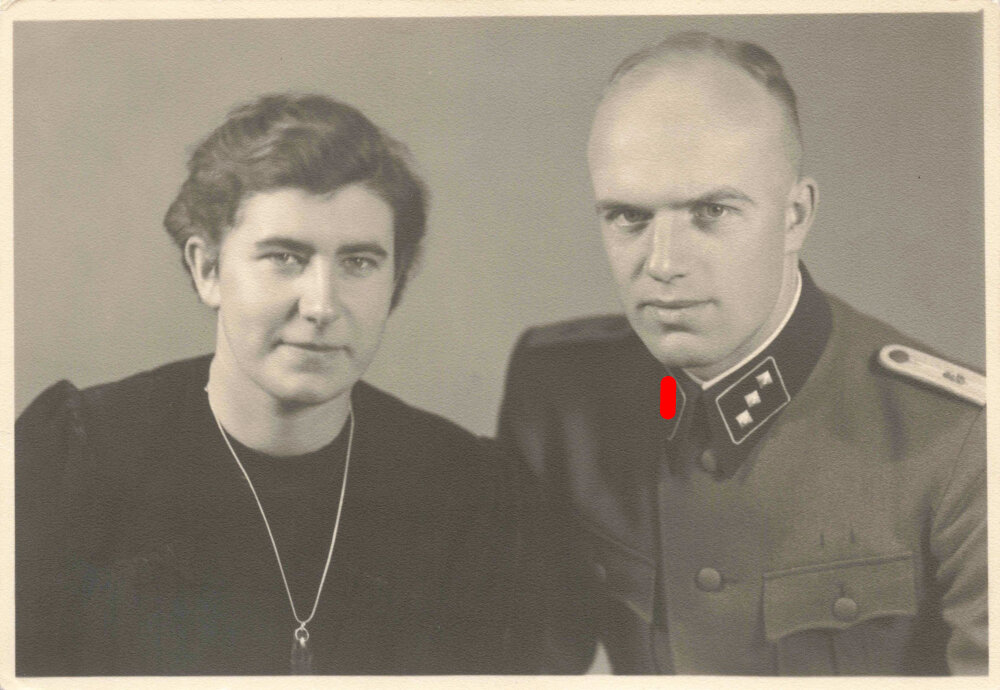 Studioaufnahme eines Untersturmführer der Waffen SS mit seiner Frau,