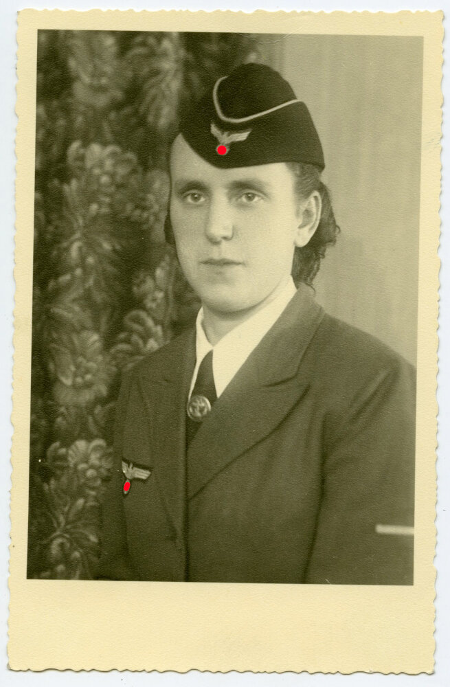 Studioaufnahme einer Kriegsmarine Helferin des Heeres, Maße: 8,5 x 13