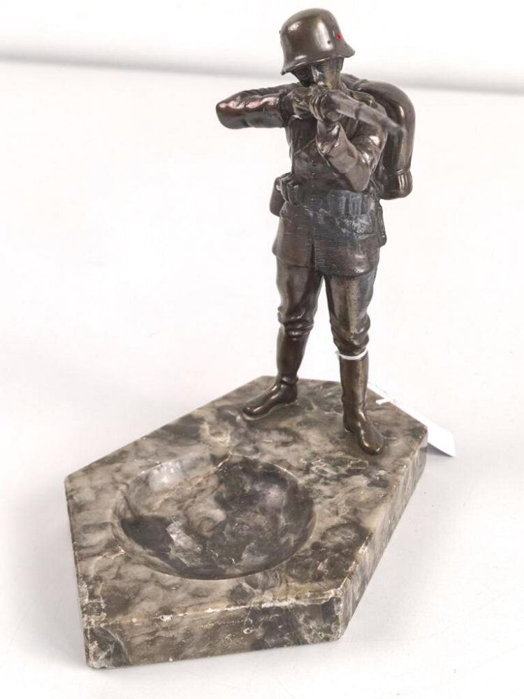 Spritzguss Figur mit Aschenbecher, einen stehenden Infanteristen mit