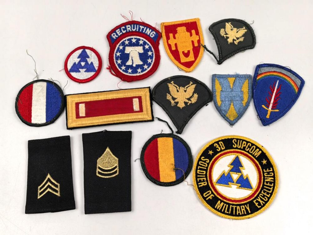 U.S. Army insignia lot, 20,00