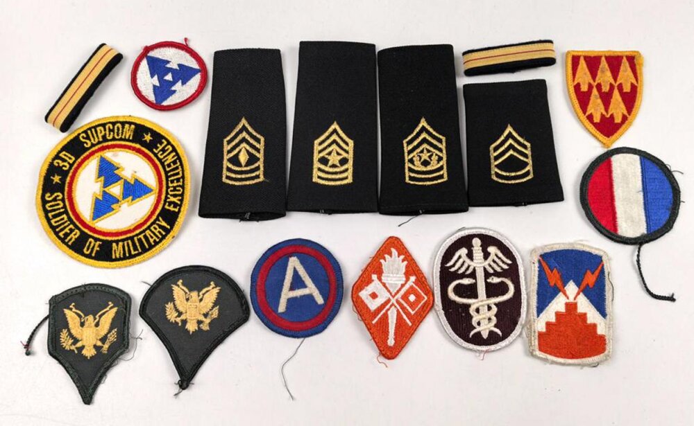 U.S. Army insignia lot, 20,00