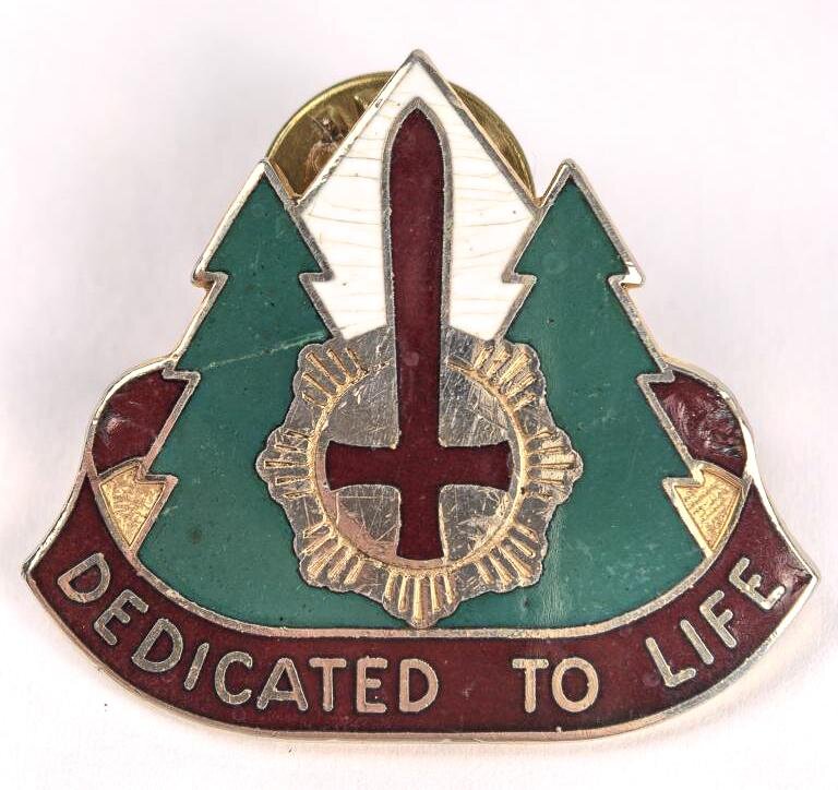U.S. Army Unit Crest "47th Support Hospital" one pin missing, Rücksei