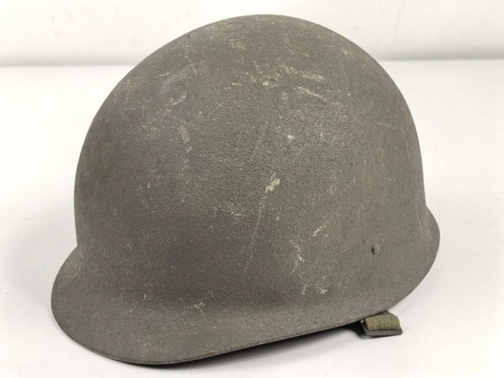 Bundeswehr, Stahlhelm alter Art in gutem Zustand., 70,00