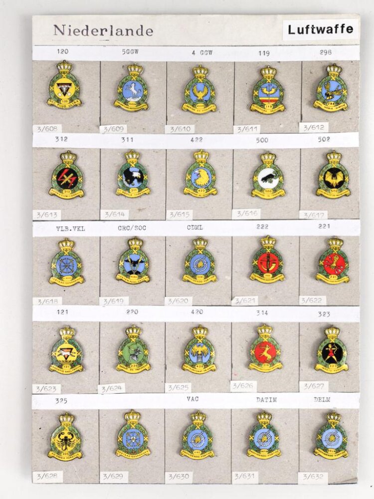 Niederlande, Sammlung verschiedener Abzeichen der Luftwaffe, 125,00
