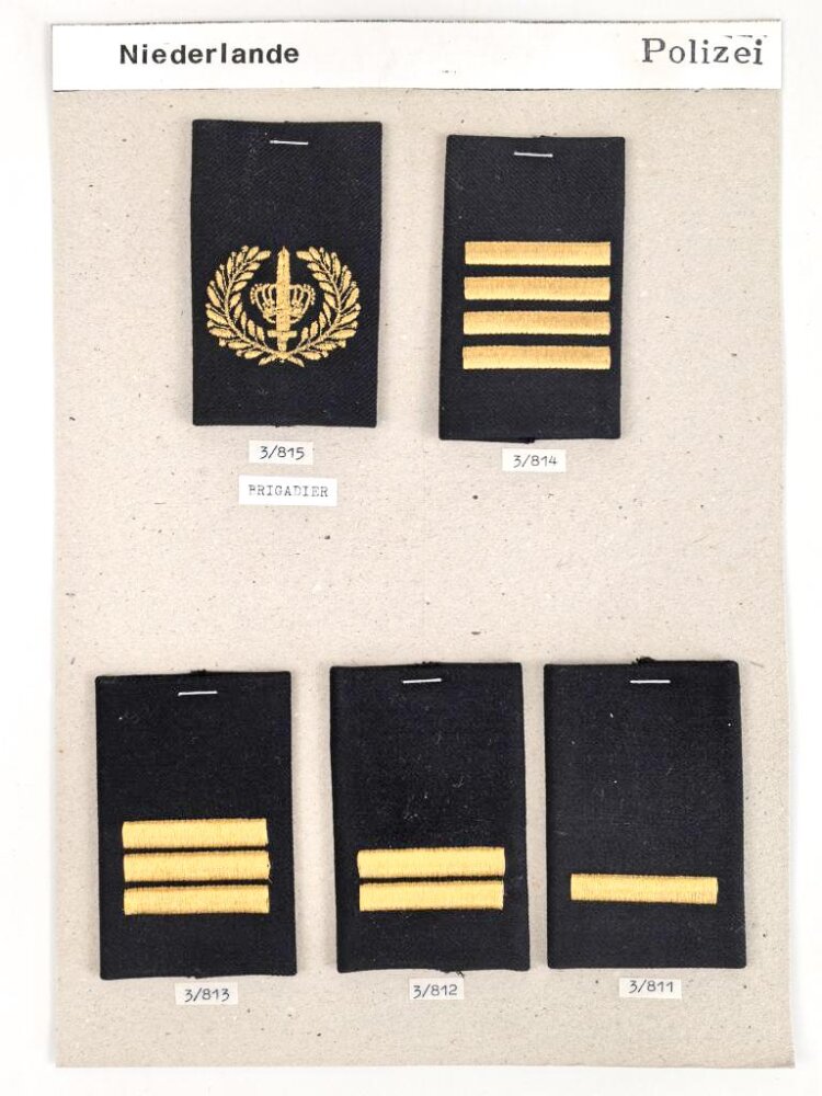Niederlande, Sammlung Rangabzeichen der Polizei, auf Karton getackert