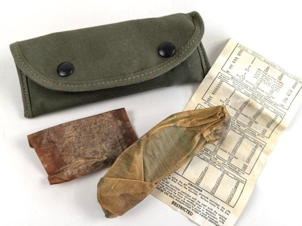U.S.Army WWII Case Carrying with sight and instructions, grenade laun ...