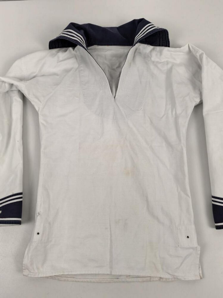 Kriegsmarine, weisses Hemd für Mannschaften. Adler fehlt, stark getra