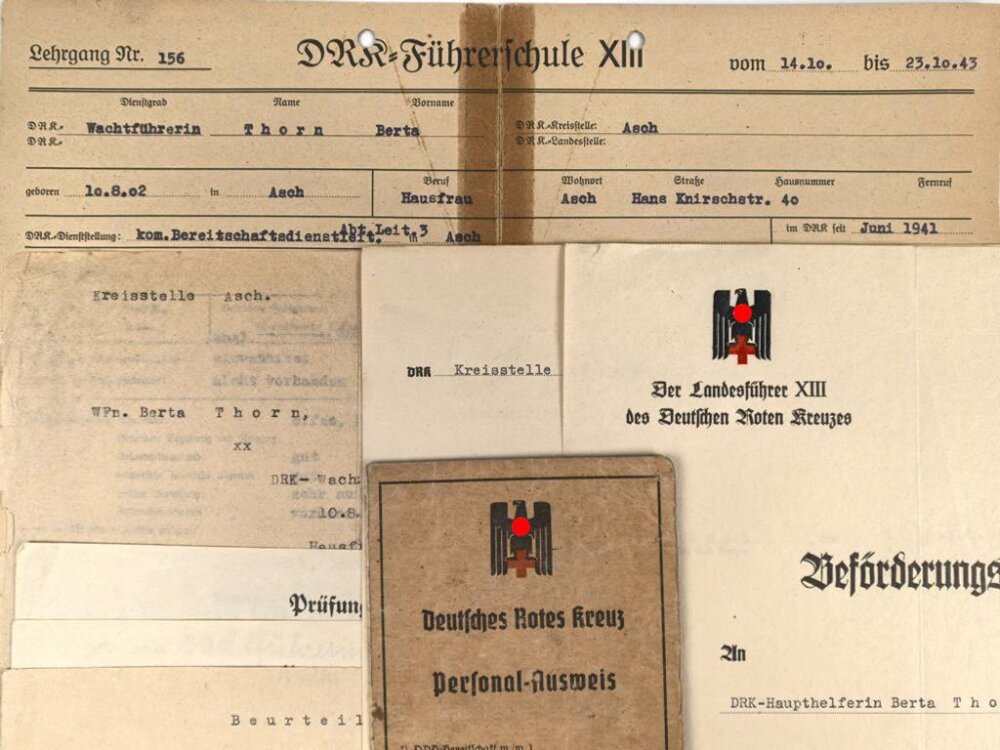 Deutsches Rotes Kreuz, Gruppe Ausweis, Beförderungsurkunden und weite ...