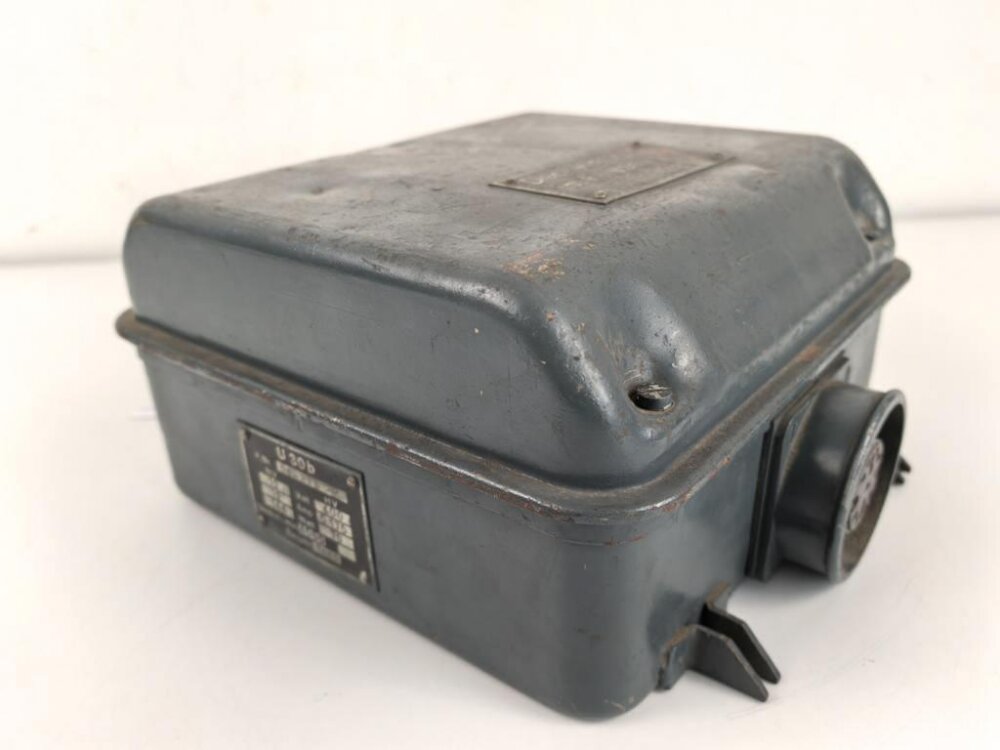 Umformer U 30 b datiert 1945. Gehäuse überlackiert. Funktion nicht ge