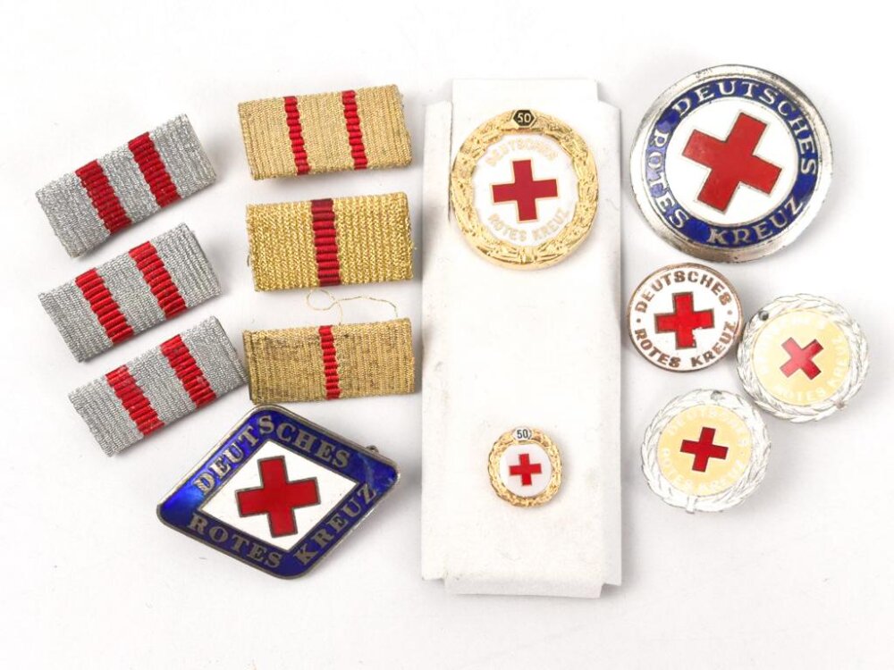 Deutsches Rotes Kreuz nach 1945, Konvolut Abzeichen, 60,00