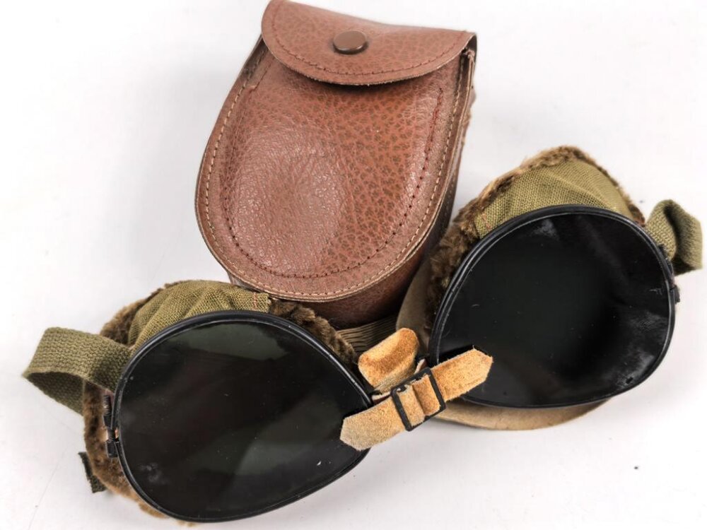 U.S. Army WWII, Mountain troop snow goggles Unissued, 75,00