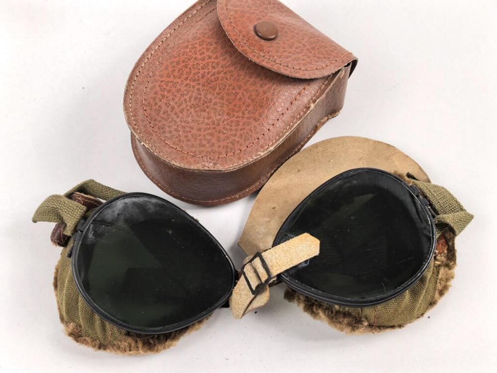 U.S. Army WWII, Mountain troop snow goggles Unissued, 75,00