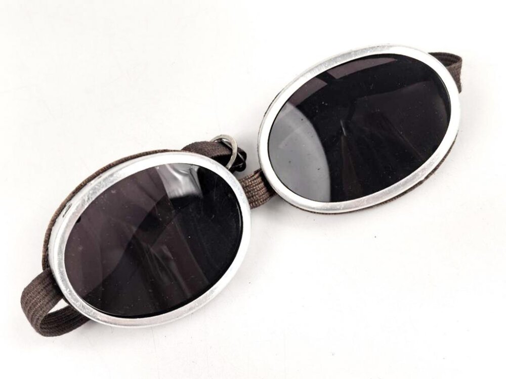 Getönte Brille mit Aluminiumrahmen, sieht man so immer wieder auf Fot