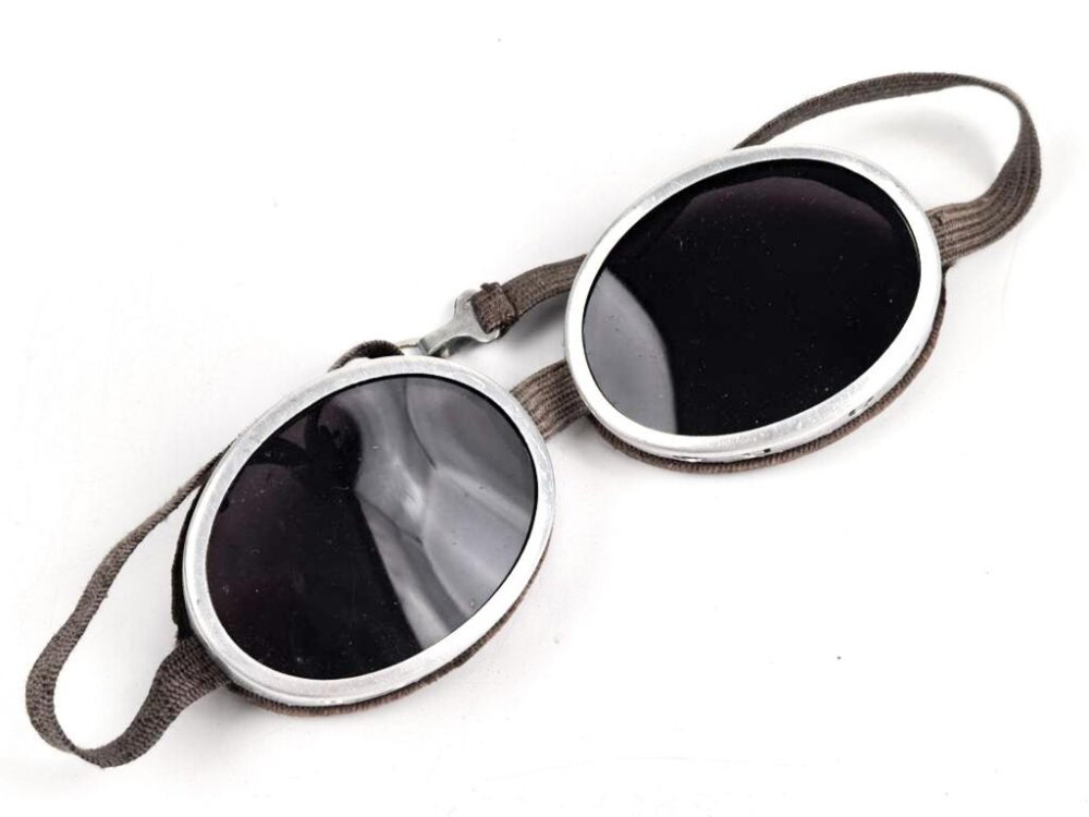 Getönte Brille mit Aluminiumrahmen, sieht man so immer wieder auf Fot