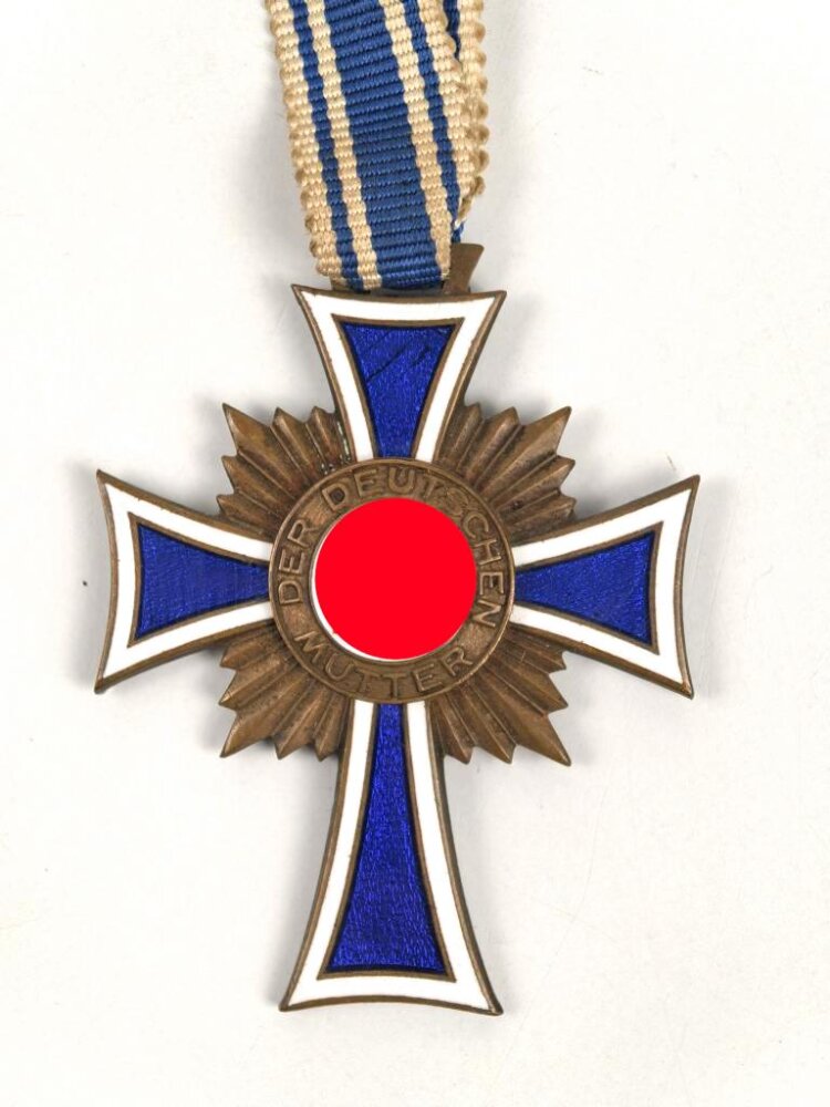 Ehrenkreuz der Deutschen Mutter in bronze. Sehr guter Zustand, am Ban