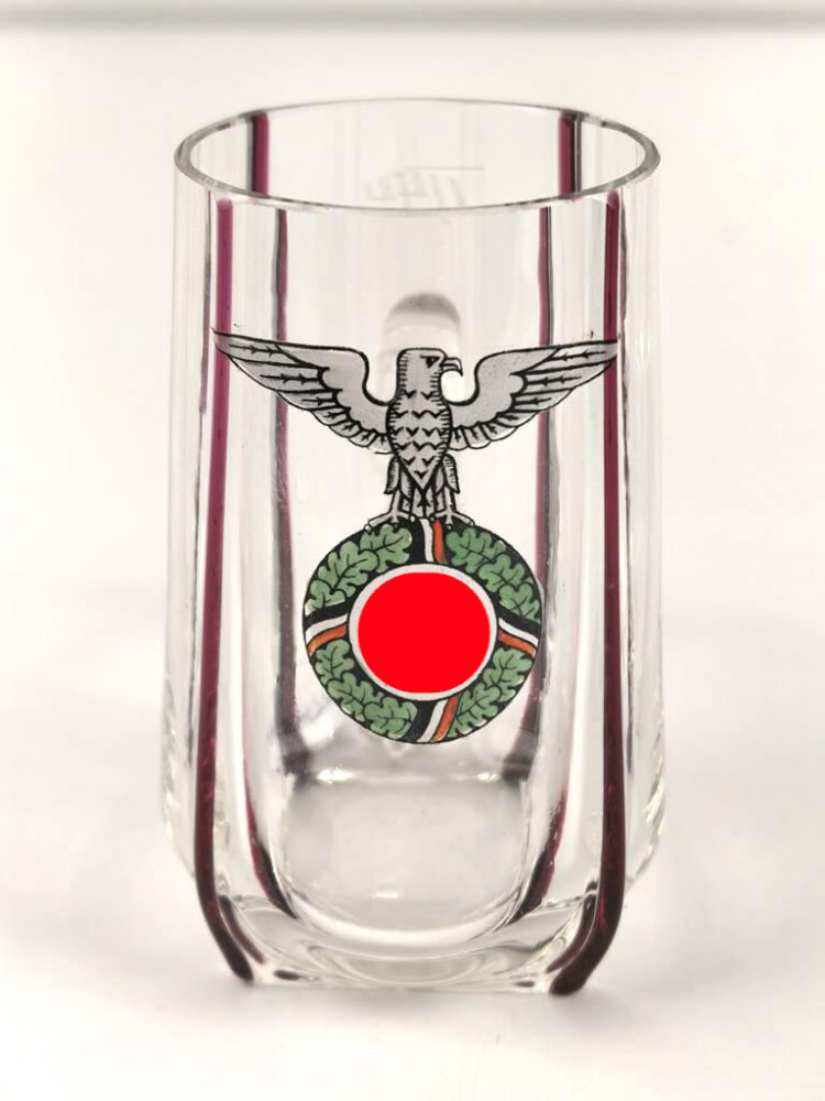 Trinkgefäß aus Glas mit Parteiadler. Unbeschädigtes Stück, Höhe 11cm,