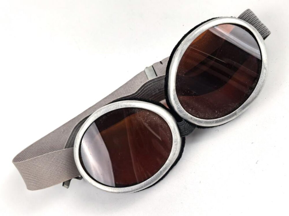Getönte Brille mit Aluminiumrahmen, sieht man so immer wieder auf Fot