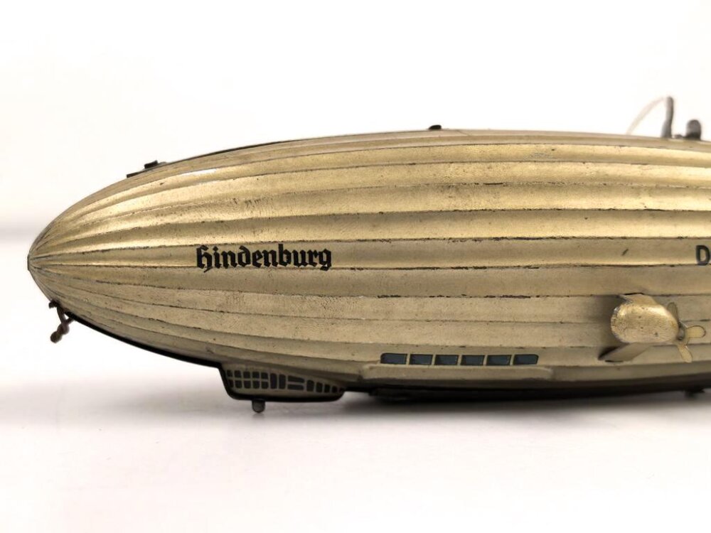 Luftschiff / Zeppelin " LZ 129 Hindenburg" als Kinderspielzeug aus Bl