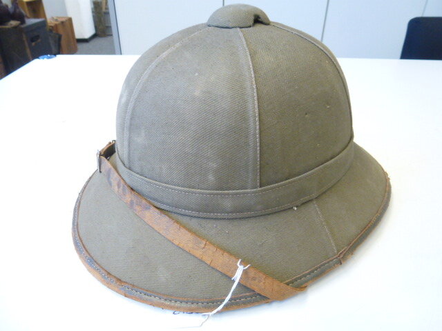 Tropenhelm Heer, getragenes Stück in gutem Zustand, frühe Ausführung