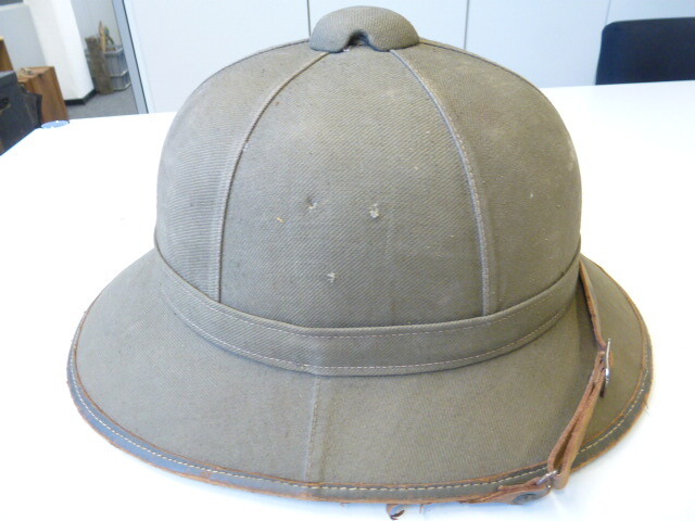 Tropenhelm Heer, getragenes Stück in gutem Zustand, frühe Ausführung