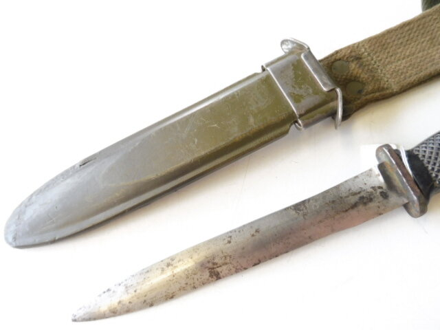 U.S. after WWII, Bajonett with cut down crossguard in M8A1 scabbard,