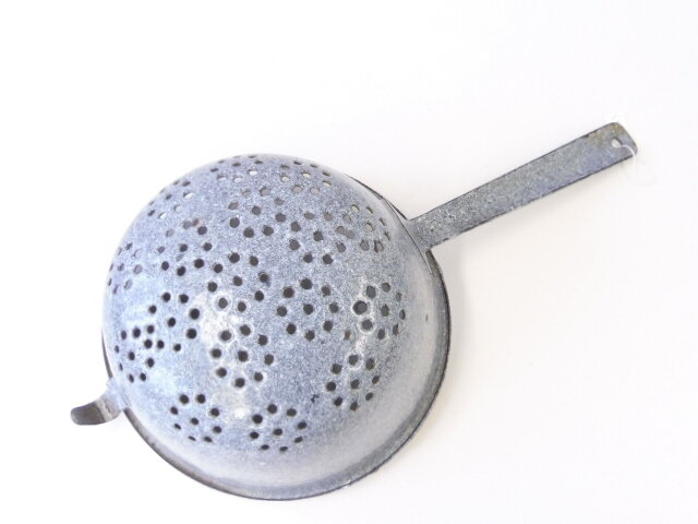 Nachkrieg, Sieb aus Stahlhelm der Wehrmacht. Nachkriegsprodukt "Schwe ...
