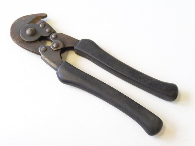 U.S. Army 1944 dated M1938 Barbed wire Cutter in shipping bag, 80,00