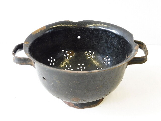 Emailliertes Sieb aus Stahlhelm der Wehrmacht. Nachkriegsprodukt "Sch