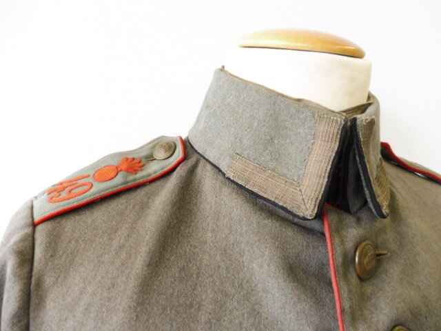 Feldgrauer Waffenrock M10 eines Angehörigen im Feldartillerie-Regimen