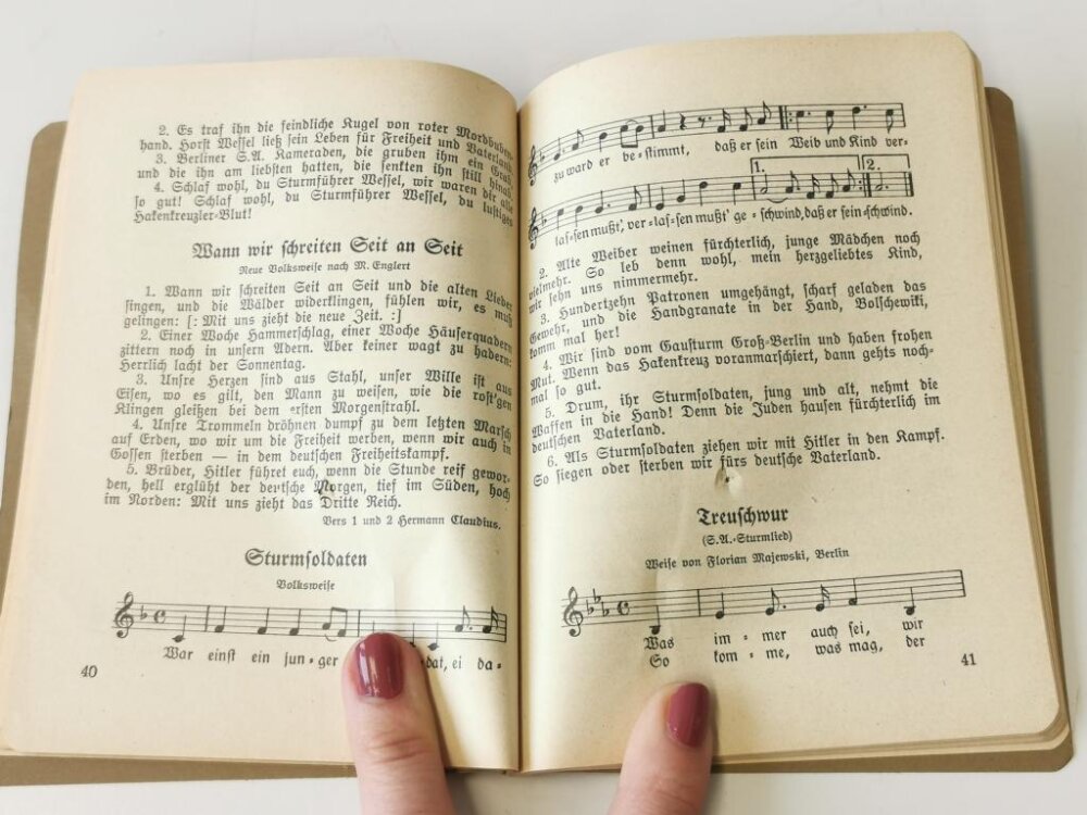 Liederbuch der NSDAP, A6, 93 Seiten, 1933 datiert, 53,97