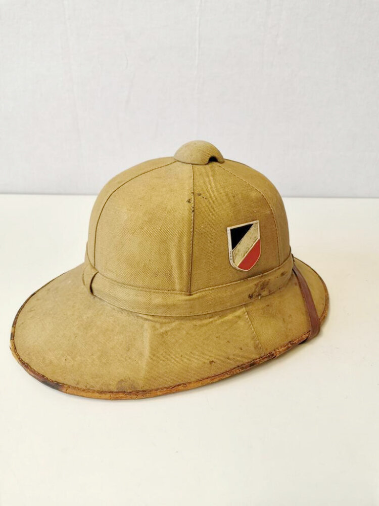 Luftwaffe Tropenhelm , getragenes Stück in Kopfgrösse 56, die Embleme