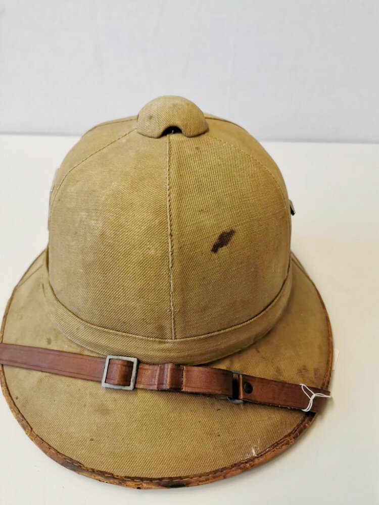 Luftwaffe Tropenhelm , getragenes Stück in Kopfgrösse 56, die Embleme