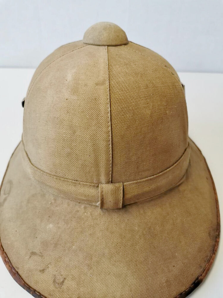 Luftwaffe Tropenhelm , getragenes Stück in Kopfgrösse 56, die Embleme