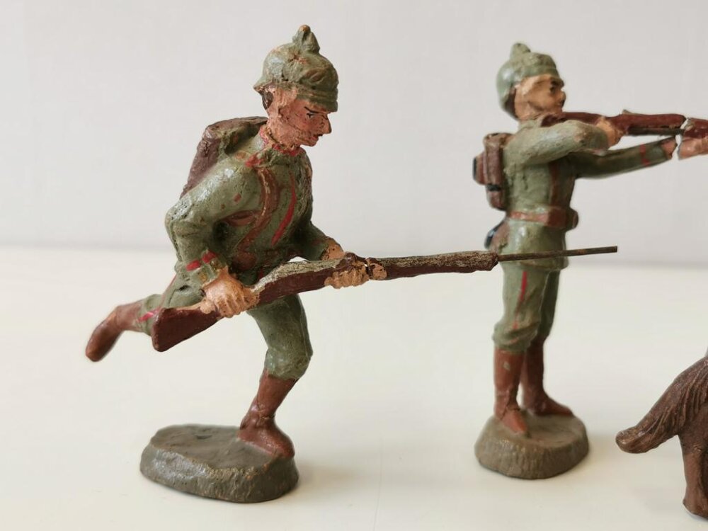 1. Weltkrieg Elastolin, 8 Figuren aus der 10cm Serie, feldgraue Darst