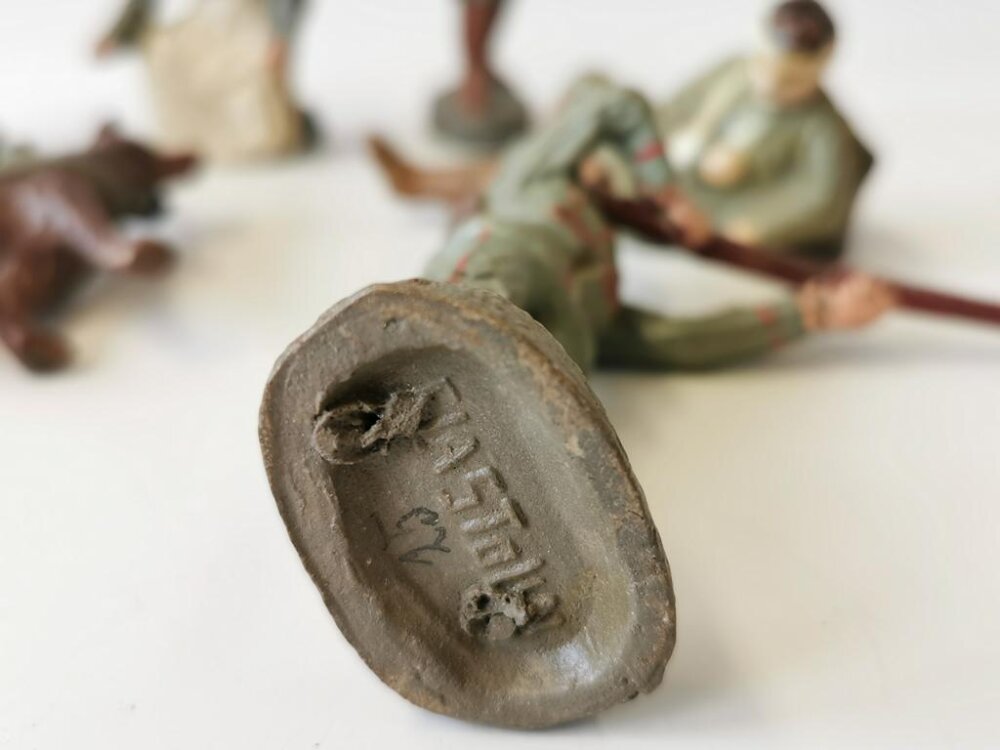 1. Weltkrieg Elastolin, 8 Figuren aus der 10cm Serie, feldgraue Darst