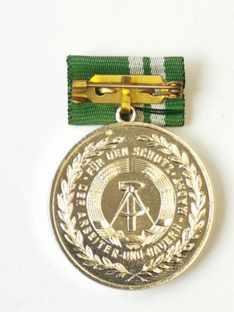 DDR Medaille für treue Dienste freiwilliger Helfer beim Schutz der St