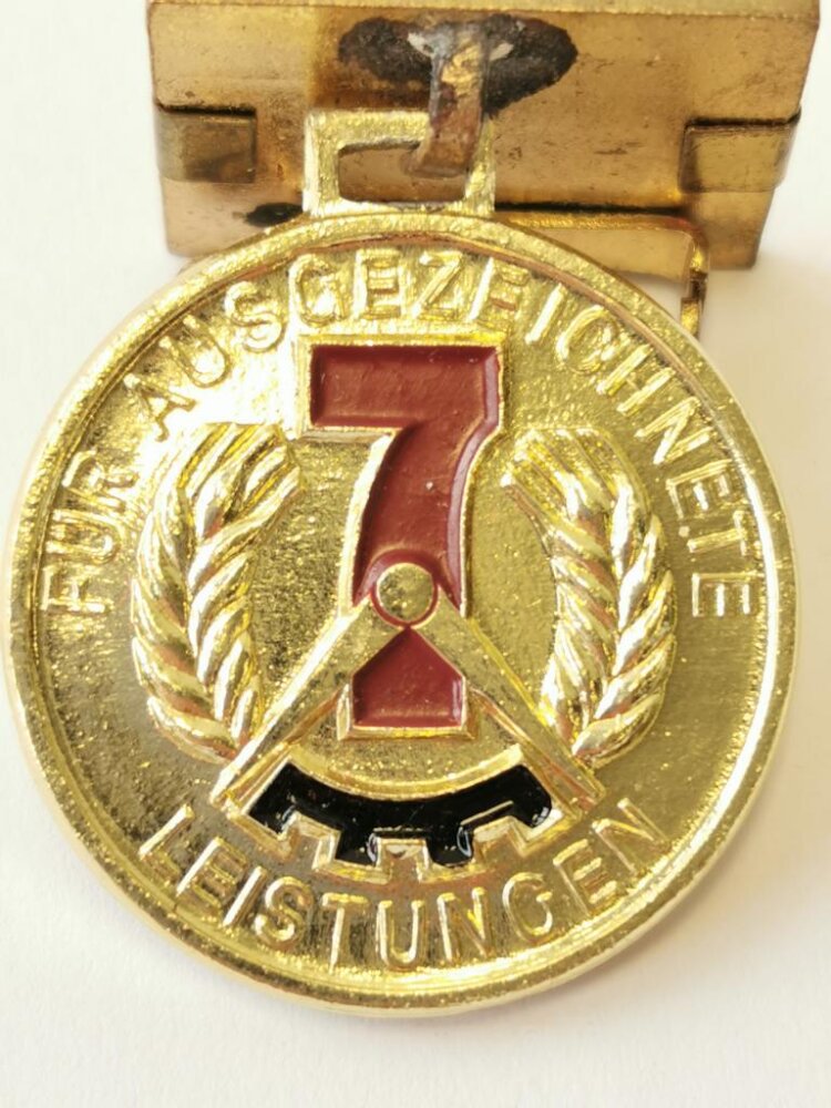DDR Medaille für ausgezeichnete Leistungen mit Jahreszahl 1965, 10,00