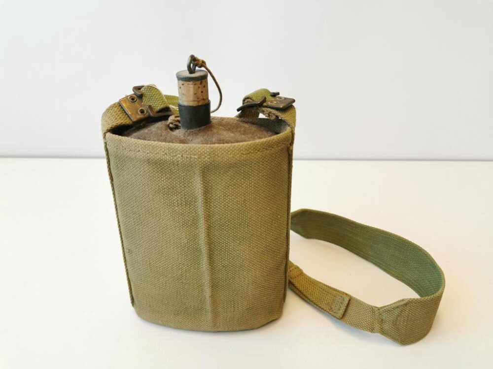 British Pattern 37 water bottle with carrier, good condition, 51,29