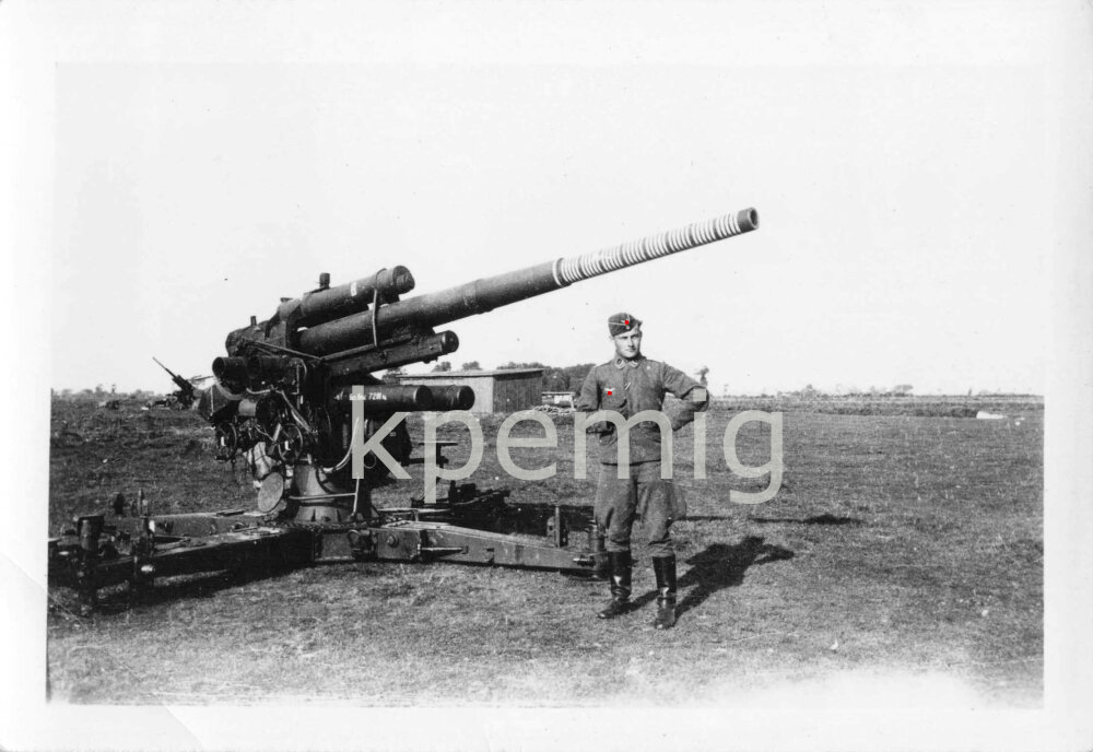 Aufnahme einer 8,8 cm Flak mit 41 Abschussringen, Maße 6 x 9 cm, 30,7