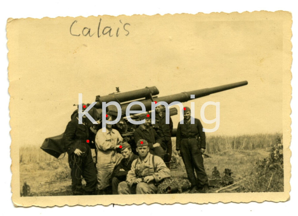 Aufnahme von Angehörigen der Luftwaffe vor einer 8,8 cm Flak bei Cala