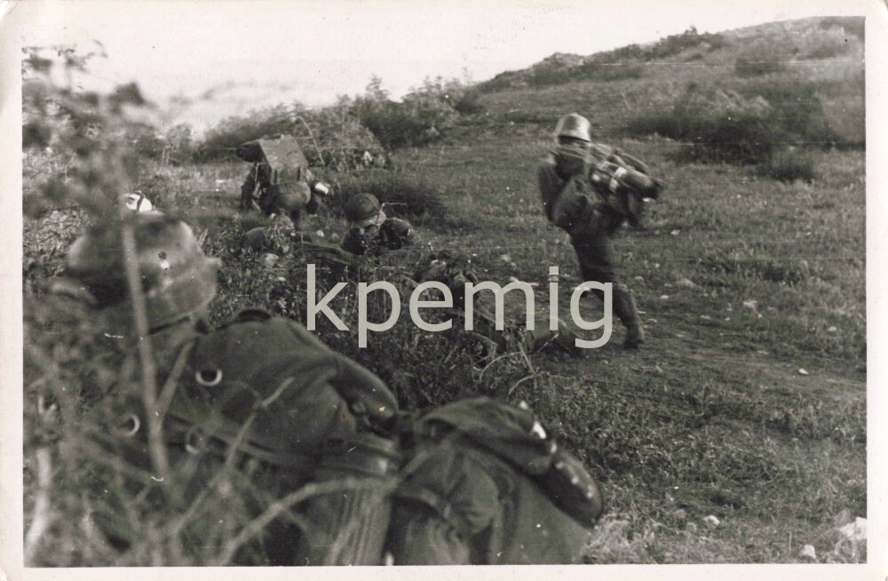 Aufnahme von Angehörigen des Heeres als Stoßtrupp mit Tornisterfunkge