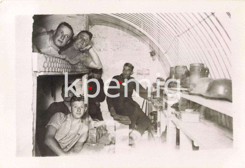 Aufnahme von Angehörigen des Heeres in einer Wellblechbaracke, Maße 6